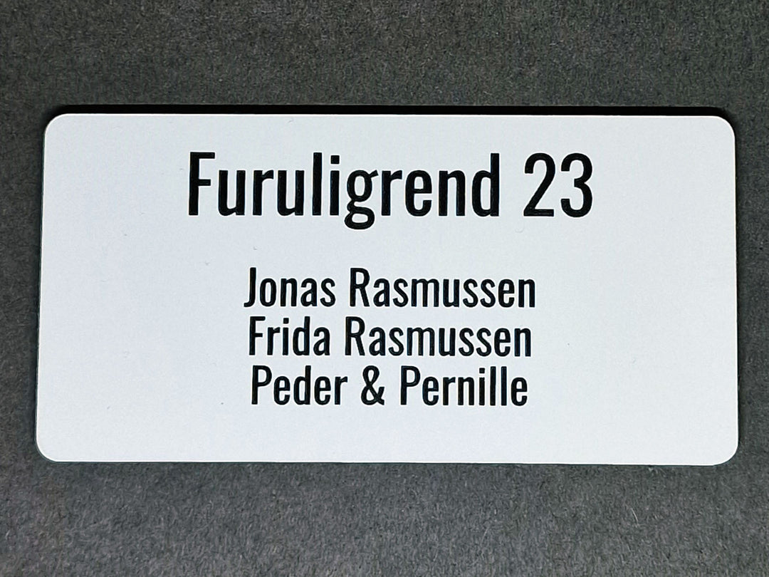 Postkasseskilt med stor tekst – Gravert skilt | Vest Gravering