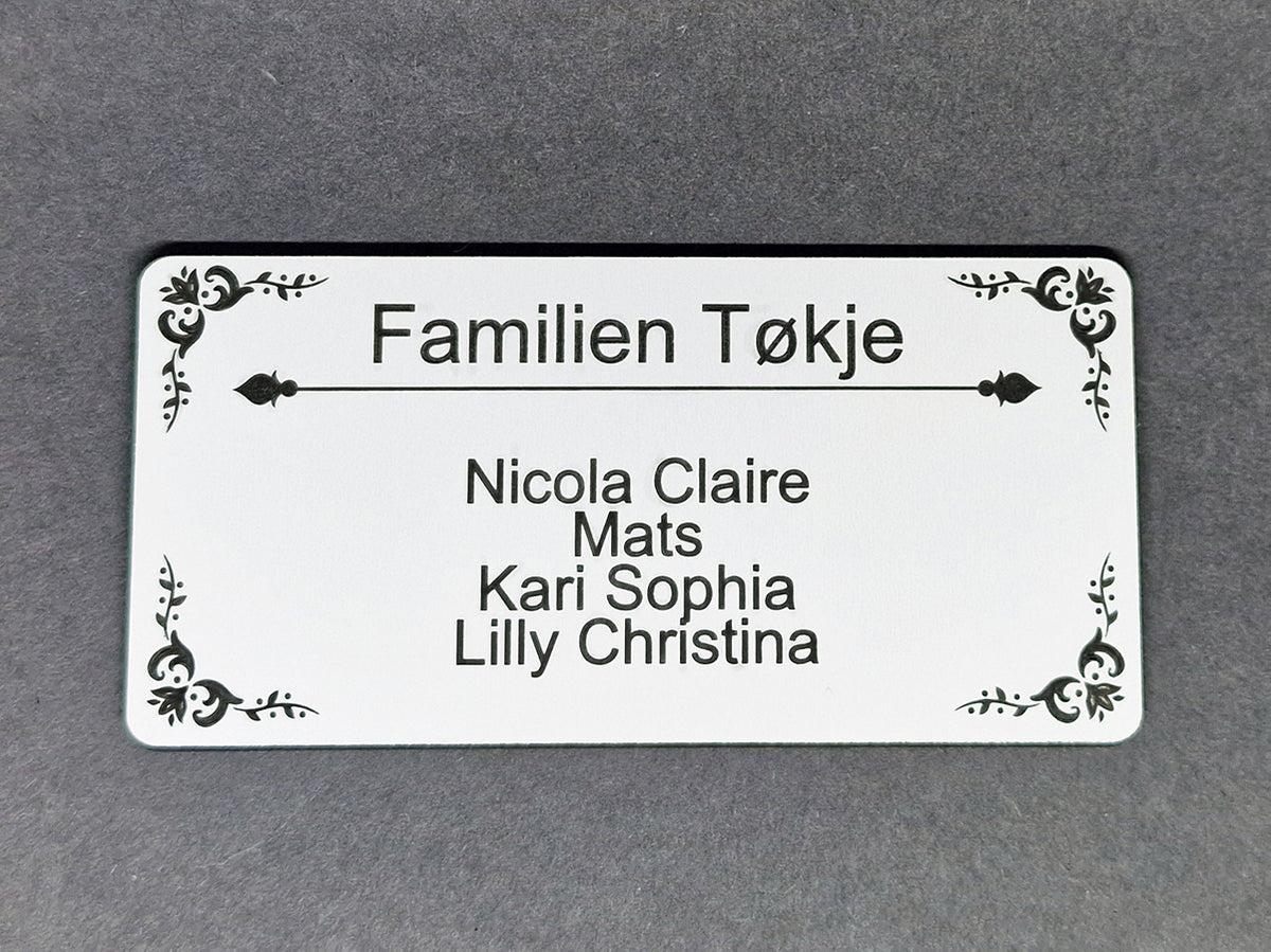 Postkasseskilt med blomsterdekor – 80x40mm | Vest Gravering