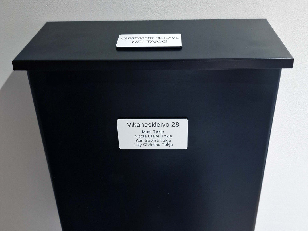 Postkasseskilt med enkel tekst – 80x40mm | Vest Gravering
